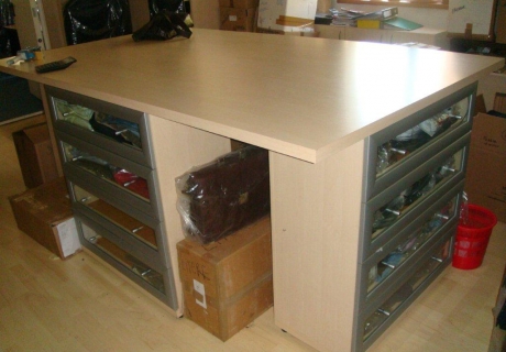 Masa de lucru cu sertare pentru expunere - Fairsolve.com